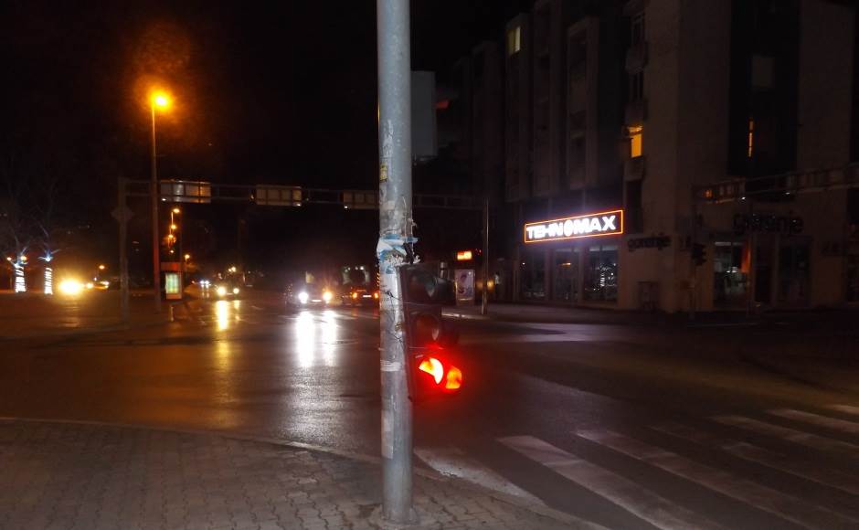 Bura obrnula svjetla na semaforu (FOTO) | Društvo