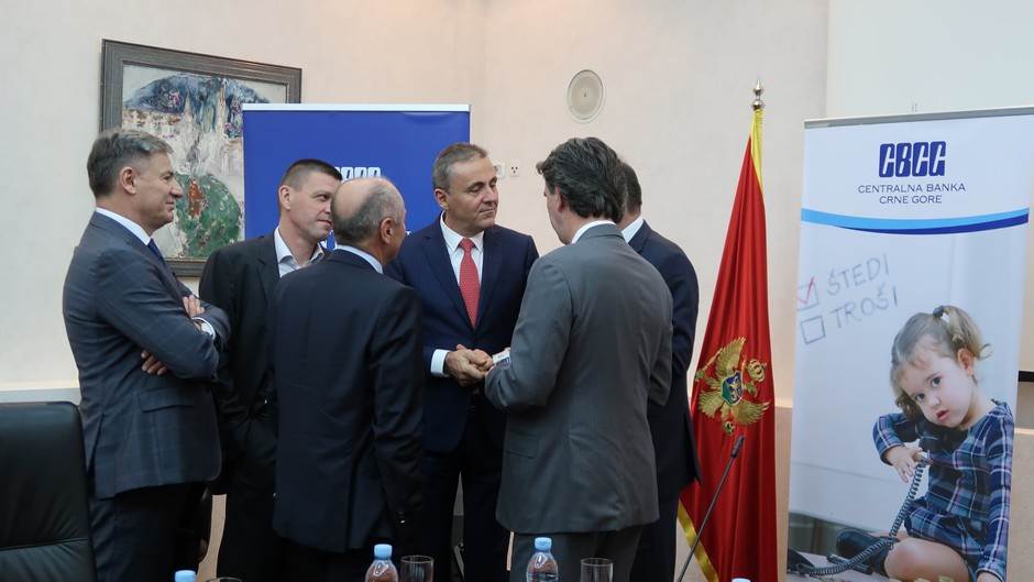 Pratimo dvije banke, sistem bezbjedan | Politika