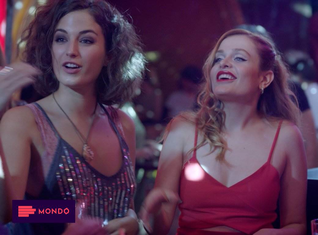 Dug-moru-Ana-Lecic-i-Mina-Sovic-poljubac | Magazin | Showtime