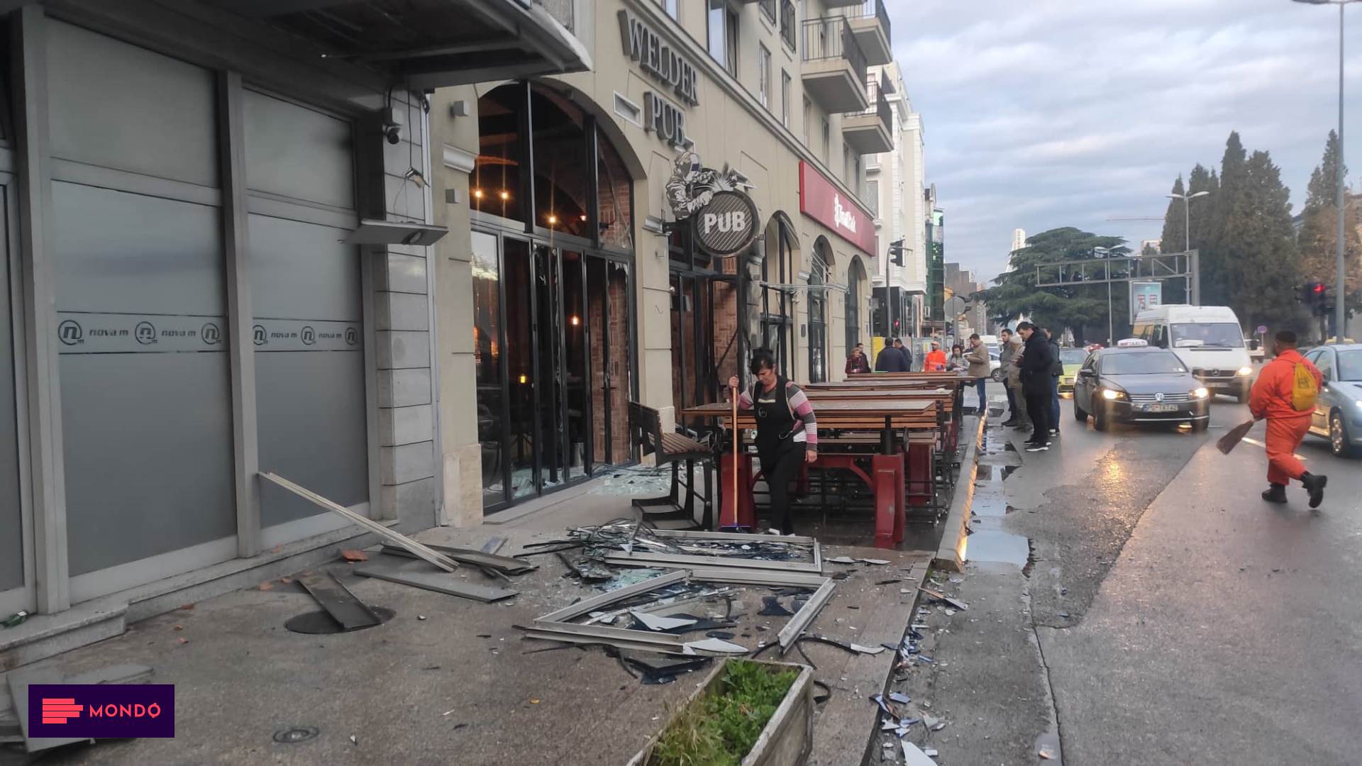 Eksplozivna naprava bačena na "Welder pub" (FOTO) | Info | Crna hronika