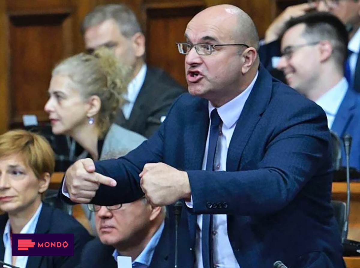 Poslanik iz stranke Vuka Jeremića je rukama pokazivao poslanicima na ...