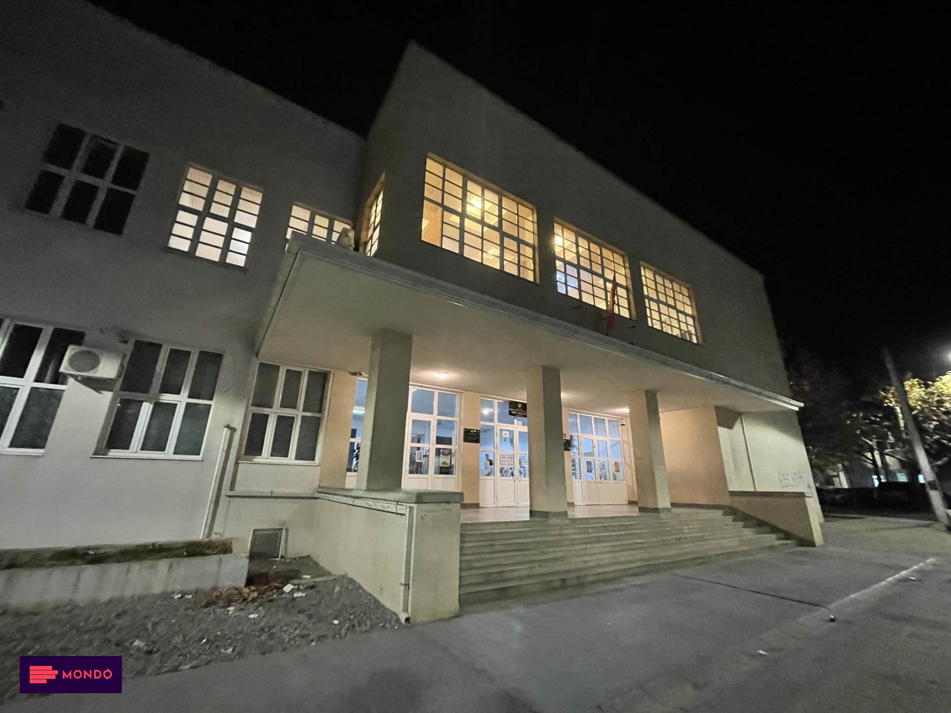 Učenik OŠ "Savo Pejanović" tokom časa fizički nasrnuo na nastavnika ...