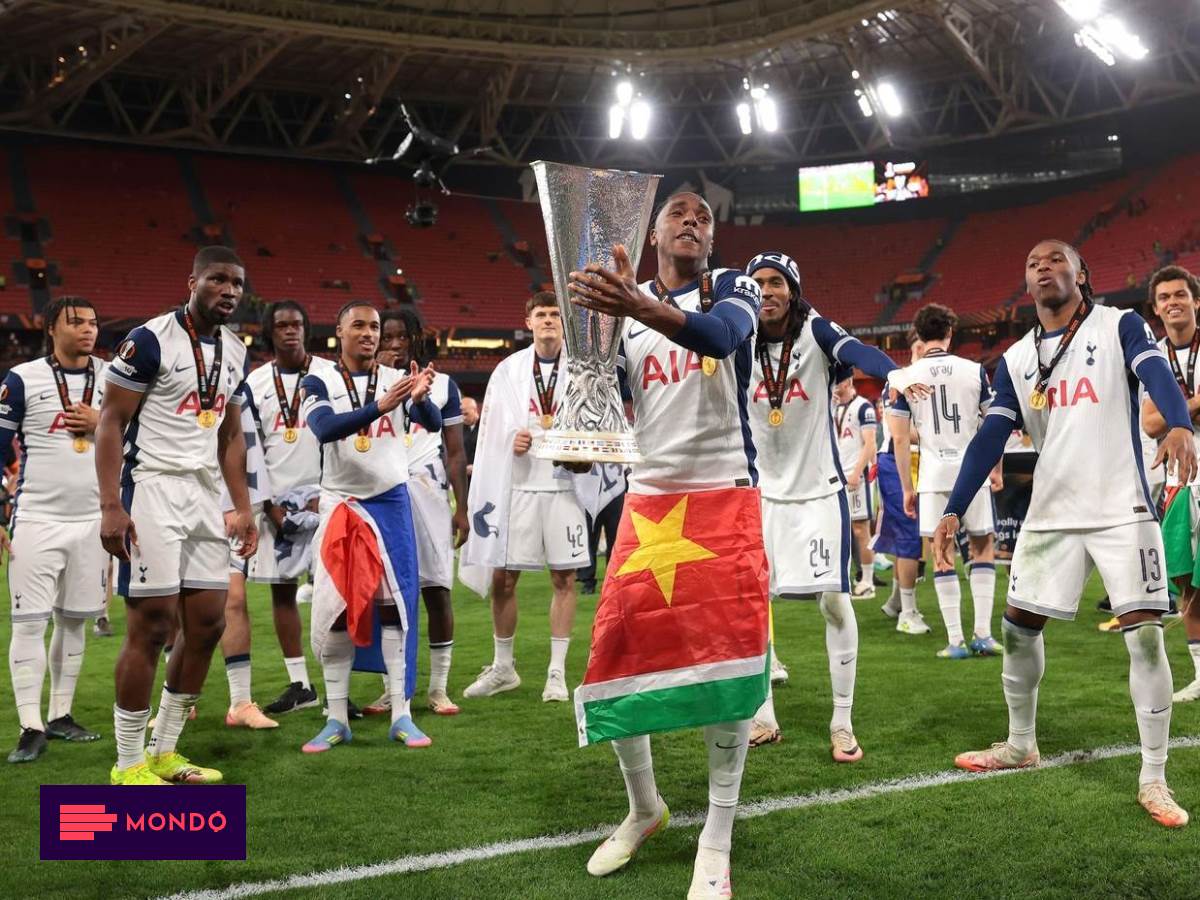 Matis Tel je zastavom Gvadelupea koju je nosio pokazao svoja politička ...