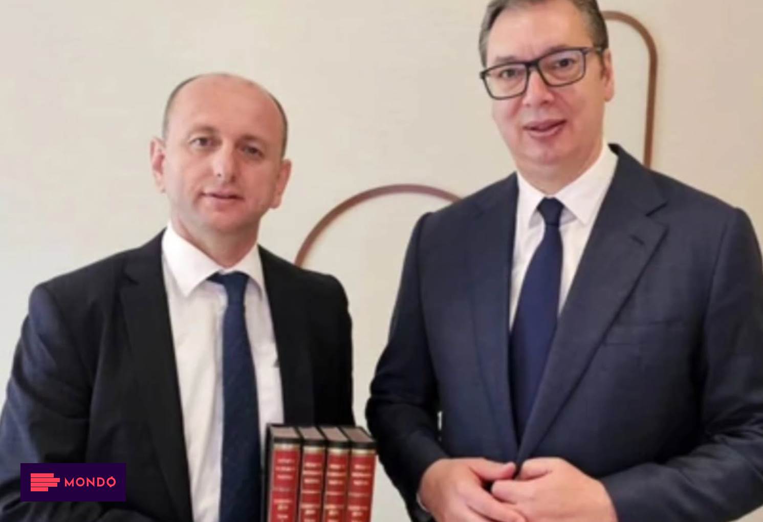 Vučić pružio podršku Milanu Kneževiću | Info | Politika